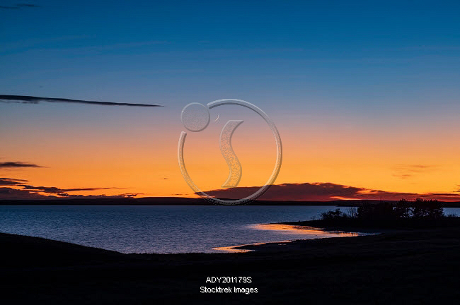 The two-day-old crescent moon meets Venus, overlooking Deadhorse Lake ...